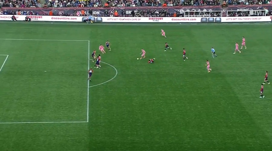 Robert Taylor teki esityön - Lionel Messi iski pallon maaliin ...